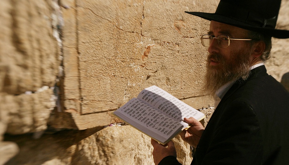 ein-jude-liest-aus-der-torah | TreuimGlauben.de